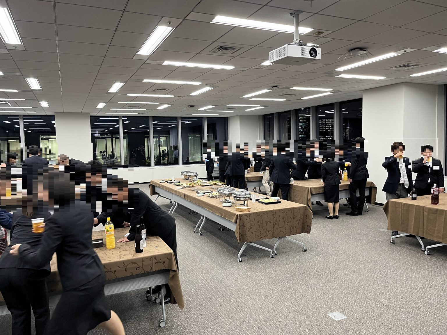 【内定式】懇親会が行われました。 | 東京駅1分の貸し会議室【fabbit会議室】